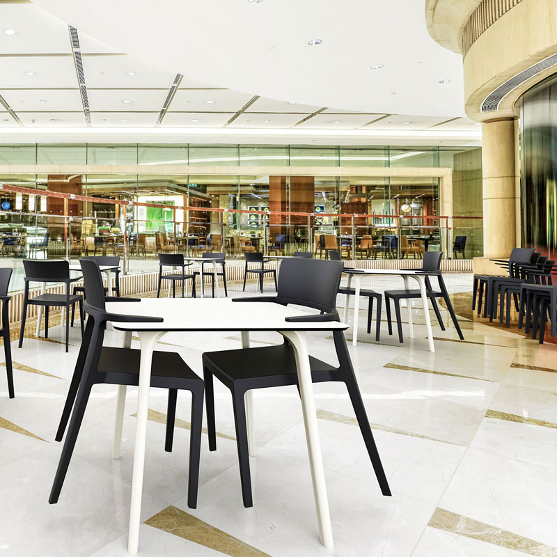 Plus - En stapelbar stol med armstöd | Stapelbara stolar | ELJ Furniture